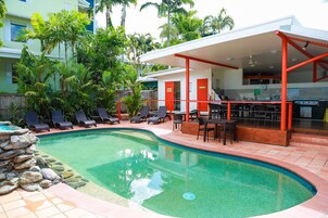 Piscina externa, guarda-sóis, espreguiçadeiras