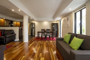 Apartamento família, cozinha | Área de estar | TV LCD