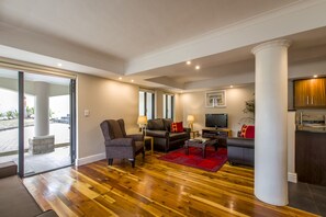 Apartamento família, cozinha | Sala de estar | TV LCD