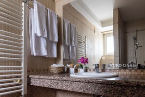 Quarto casal ou duplo superior | Banheiro | Chuveiro, chuveiro com efeito de chuva, produtos de toalete grátis