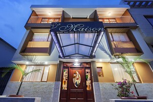 Fachada da propriedade à noite