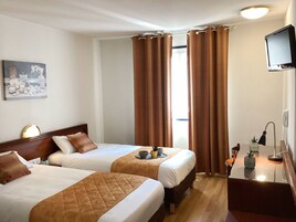 Quarto Duplo ou Twin Standard | Com decoração personalizada, com mobília individualizada, secretária 