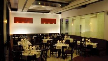 2 restaurantes, pequenos-almoços servidos