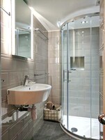 Estúdio | Banheiro | Chuveiro, secador de cabelo, toalhas de banho 