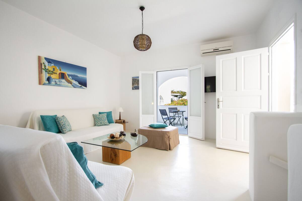 White Katikia 2 Bedroom Apt Split Level | Sala de estar | TV de ecrã plano 