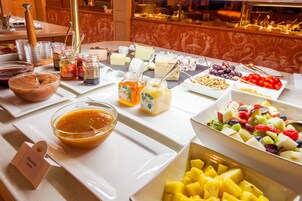 Pequeno-almoço tipo buffet diário (35 CHF por pessoa) 