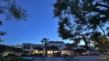 Fachada do alojamento (tarde/noite)