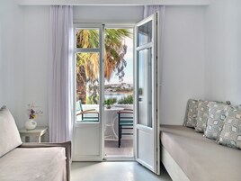 Suíte, 2 quartos | Área de estar | TV 28 polegadas com canais via satélite