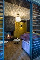 Televisor LED, livros 