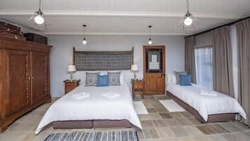 Quarto Triplo Standard, 1 quarto, não fumadores | 1 quarto, cortinas/cortinados opacos, ferro/tábua de engomar