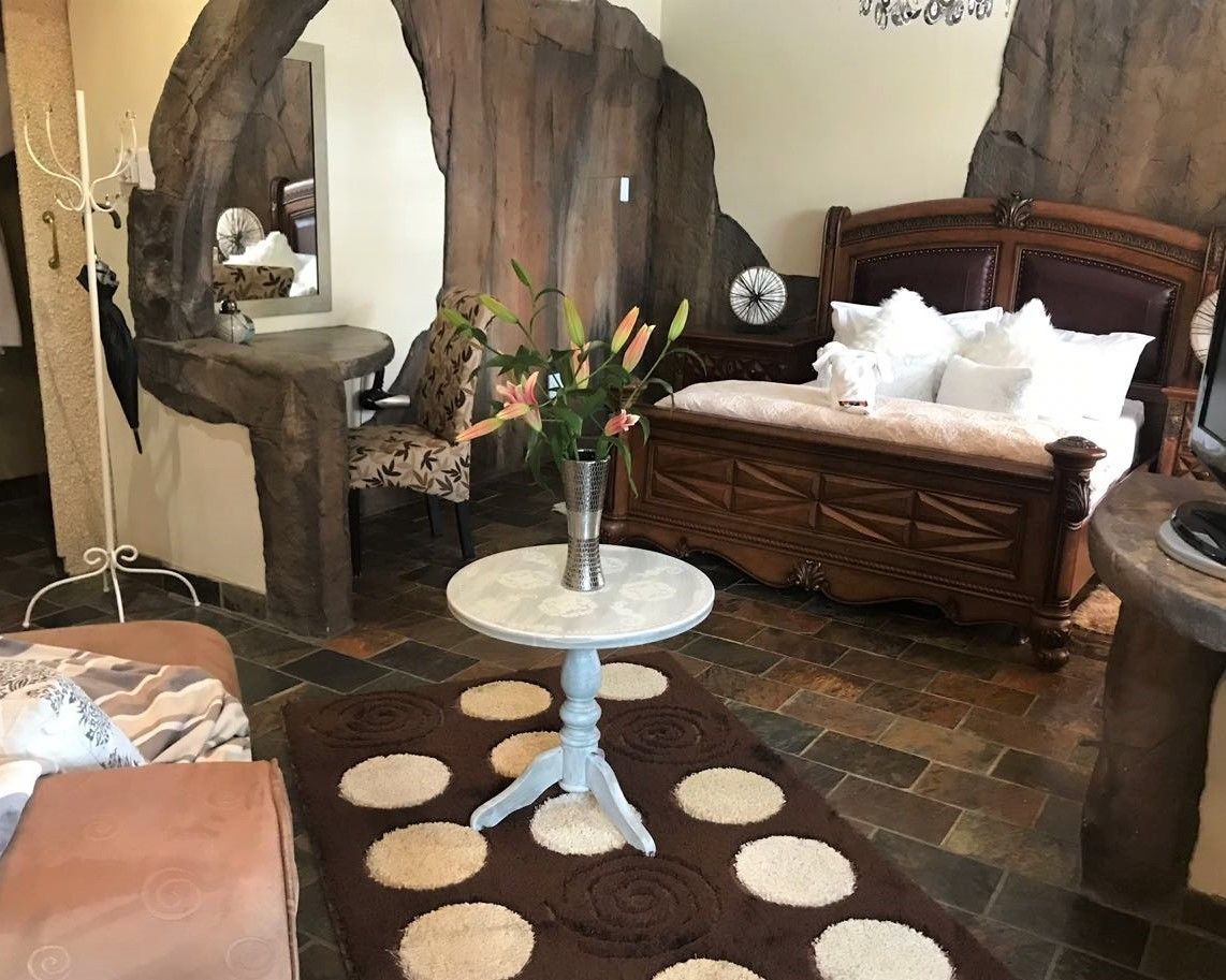 Suite Deluxe, 1 cama queen-size | Cofre no quarto, ferro/tábua de engomar, Wi-fi grátis 