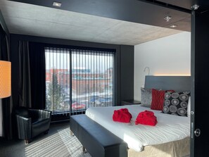Com mobília individualizada, secretária, cortinas/cortinados opacos 