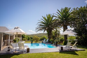 Piscina exterior, guarda-sóis, espreguiçadeiras 