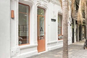 Um edifício com janelas grandes e uma placa com a inscrição 
