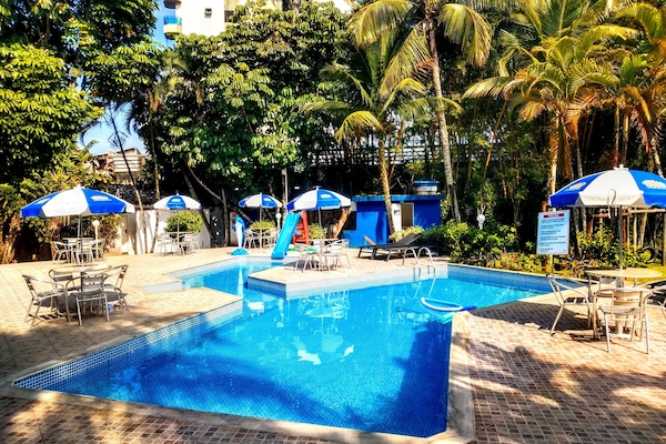 Piscina exterior, guarda-sóis, espreguiçadeiras
