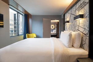 Roupas de cama premium, cofres nos quartos, escrivaninha