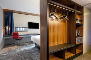 Quarto Twin Superior | Roupa de alta qualidade, cofre no quarto, secretária