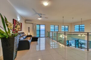 Cobertura premium, 4 quartos | Área de estar | Smart TV 42 polegadas com canais a cabo