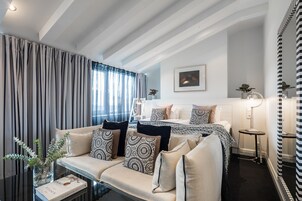 Style Room | Roupa de alta qualidade, minibar, cofre no quarto, secretária