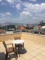 Suíte júnior, 1 cama de casal, terraço, vista para a colina | Frigobar, cofres nos quartos, quartos à prova de som, Wi-Fi de cortesia