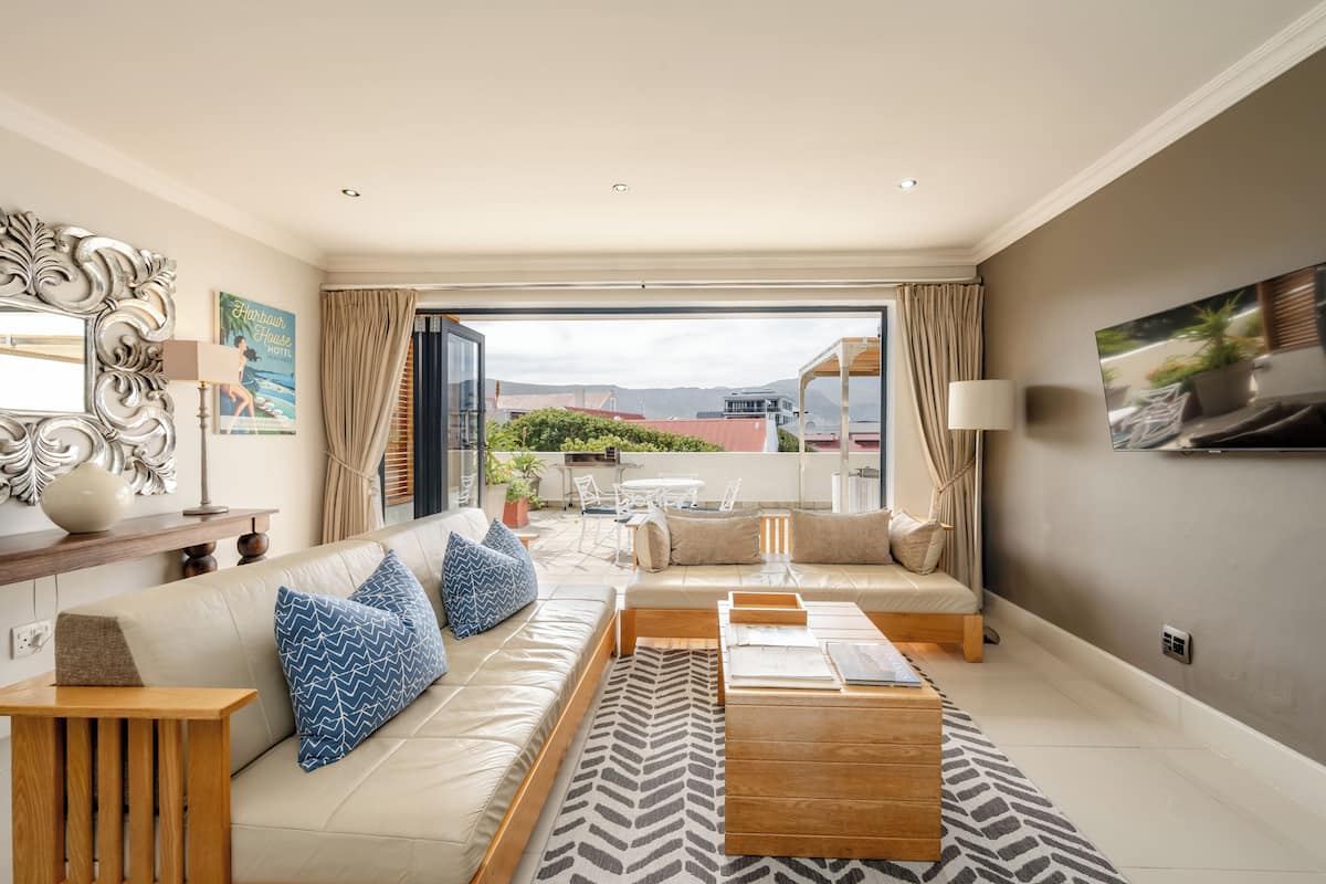 Wood Fired Hot Tub Village Residence (Harbour Square) | Área de estar | Smart TV 32 cm com canais via satélite, Netflix, serviços de streaming