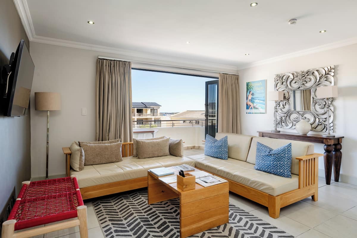 Bay Residence (Harbour Square) | Área de estar | Smart TV 32 cm com canais via satélite, Netflix, serviços de streaming