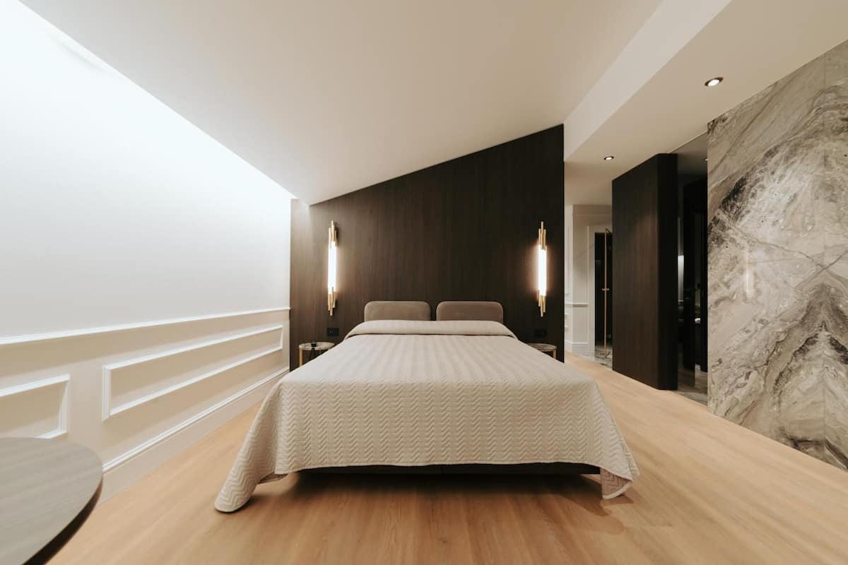 Suíte luxo | 1 quarto, frigobar, escrivaninha, Wi-Fi de cortesia