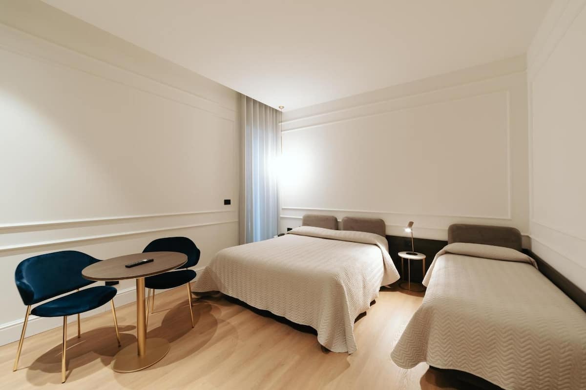 Quarto triplo superior | 1 quarto, frigobar, escrivaninha, Wi-Fi de cortesia