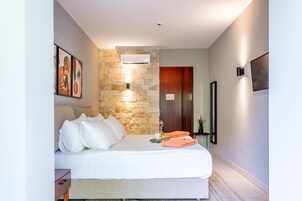 Quarto Duplo ou Twin Standard | Roupa de alta qualidade, camas de colchão Select Comfort, minibar