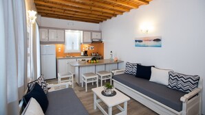 Apartamento Básico | Sala de estar | TV de ecrã plano 