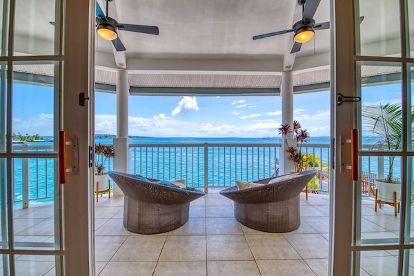 Three Bedroom Penthouse | Sala de estar | Televisor de ecrã plano de 40 polegadas com canais por cabo, televisor