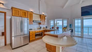 Three Bedroom Penthouse | Cozinha privada | Geladeira, cafeteira/chaleira, talheres/pratos/utensílios de cozinha