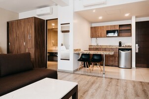 Roupas de cama premium, frigobar, cofres nos quartos, escrivaninha