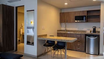 Roupas de cama premium, frigobar, cofres nos quartos, escrivaninha