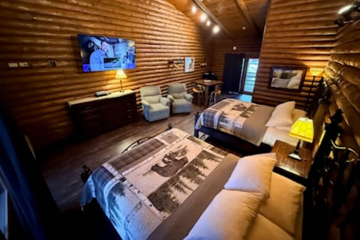 Quarto Comfort, varanda, vista para o rio (Lodge) | Sala de estar | Smart TV de 50 de polegadas com canais digitais, Netflix, Hulu 