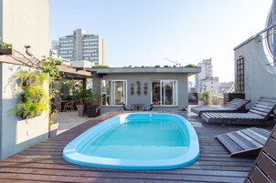 Piscina externa, espreguiçadeiras