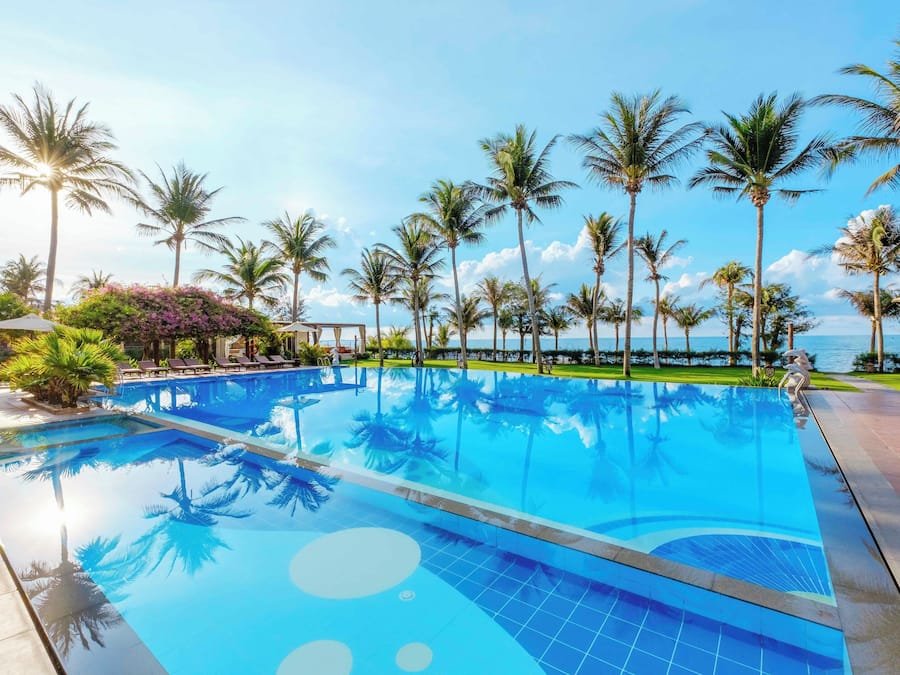 2 piscinas exteriores, da(s) 7:00 à(s) 20:00, guarda-sóis