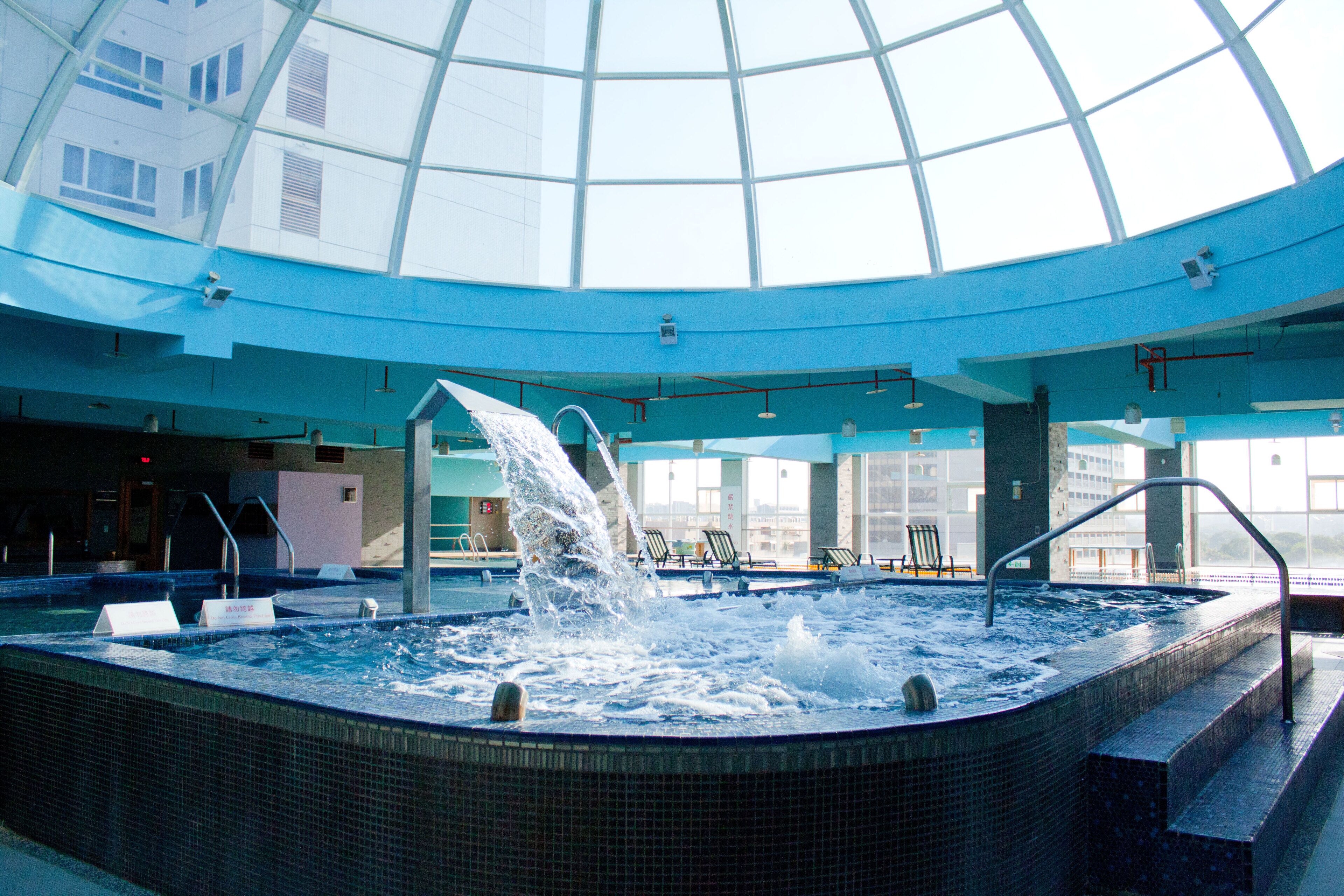 Banheira de hidromassagem interior