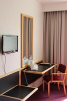 Cofre no quarto, secretária, ferro/tábua de engomar 