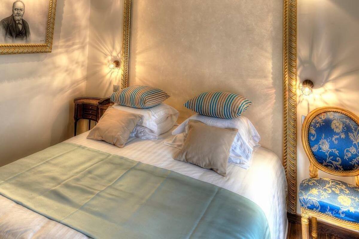 Quarto casal conforto | Roupas de cama premium, frigobar (abastecido com itens grátis)