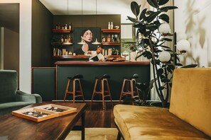 2 bares/lounges, bar na cobertura, saguão/lounge