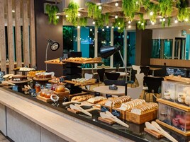 Pequeno-almoço tipo buffet mediante uma taxa aos fins de semana