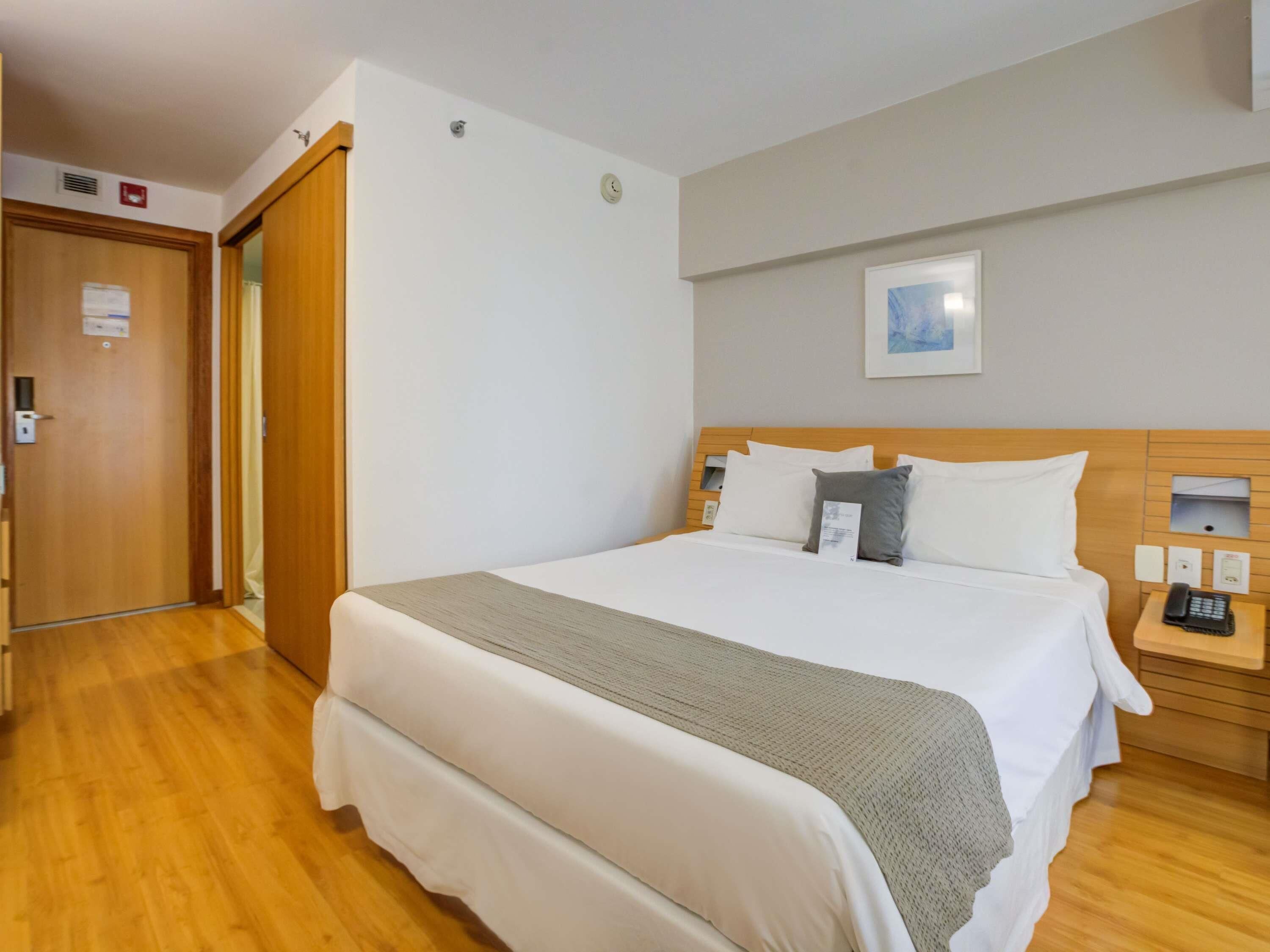 Roupa hipoalergénica, minibar, cofre com capacidade para portátil 