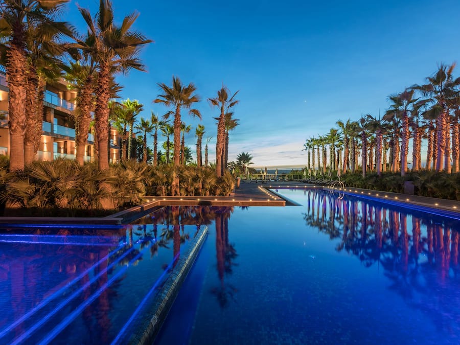 Piscina interna, 3 piscinas externas, guarda-sóis, espreguiçadeiras