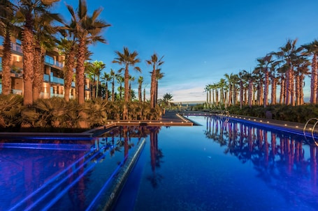 Piscina interna, 3 piscinas externas, guarda-sóis, espreguiçadeiras