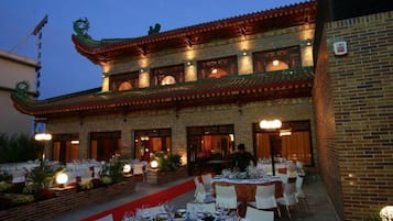 Serviço de almoço, culinária internacional, restaurante ao ar livre