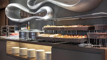 Café da manhã com buffet todos os dias (EUR 22 por pessoa)