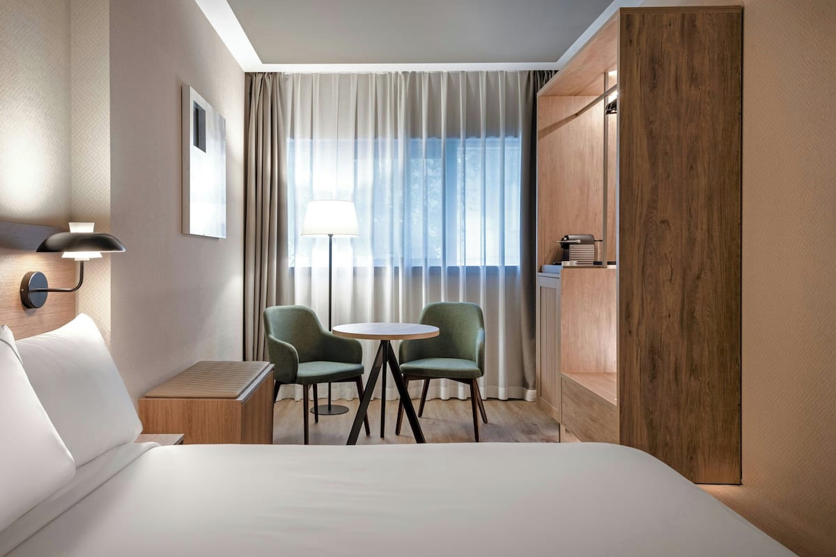 Quarto Standard, 1 cama queen-size | Lençóis de algodão egípcio, roupa de alta qualidade, minibar 