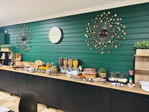 Café da manhã com buffet todos os dias (EUR 10 por pessoa)