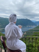 Quarto júnior, vista para o lago | Frigobar, cofres nos quartos, escrivaninha